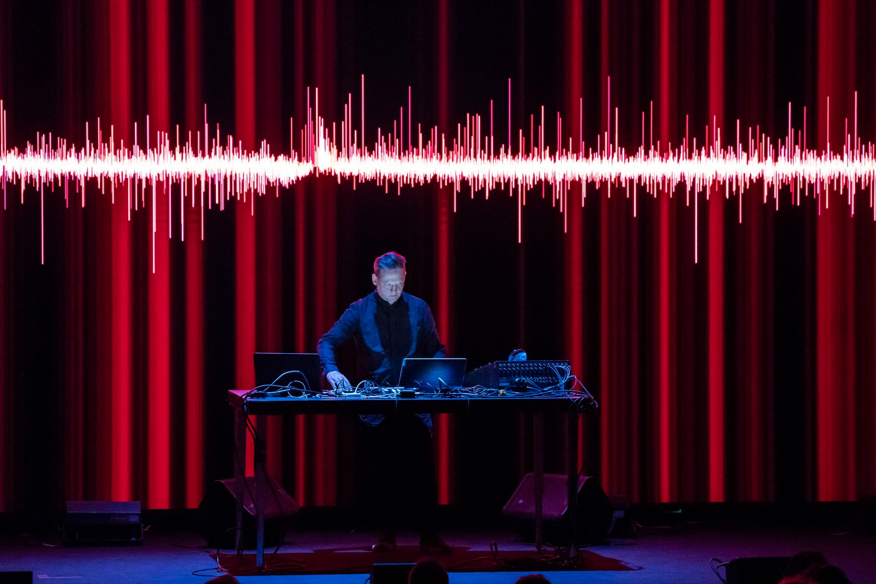 Alva Noto presenta “HYbr:ID Vol.1”: il valore del saper comunicare – Parkett